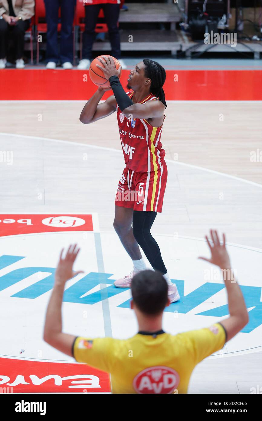 Im Bild: Marcus Carr(Wuerzburg Baskets, 5) mit dem Freiwuerfen 31.10. ...
