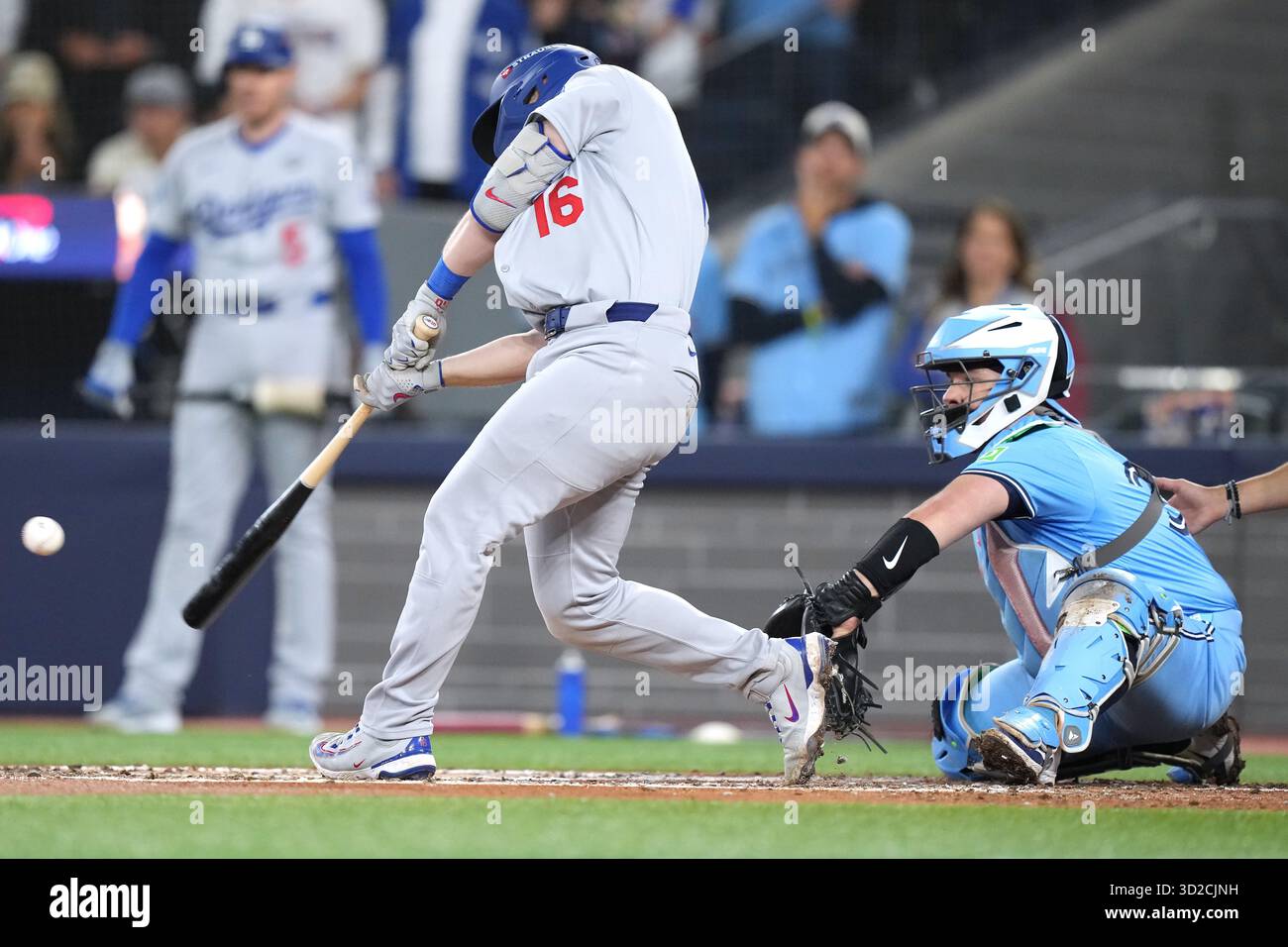 Los Angeles Dodgers' Will Smith (16) hits a one-run double against the ...