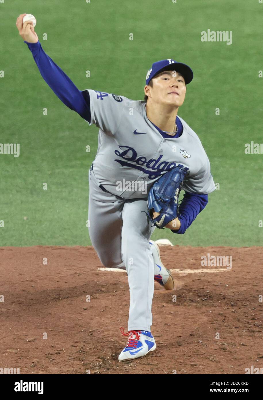 Los Angeles Dodgers starting pitcher Yoshinobu Yamamoto (18) throws in ...