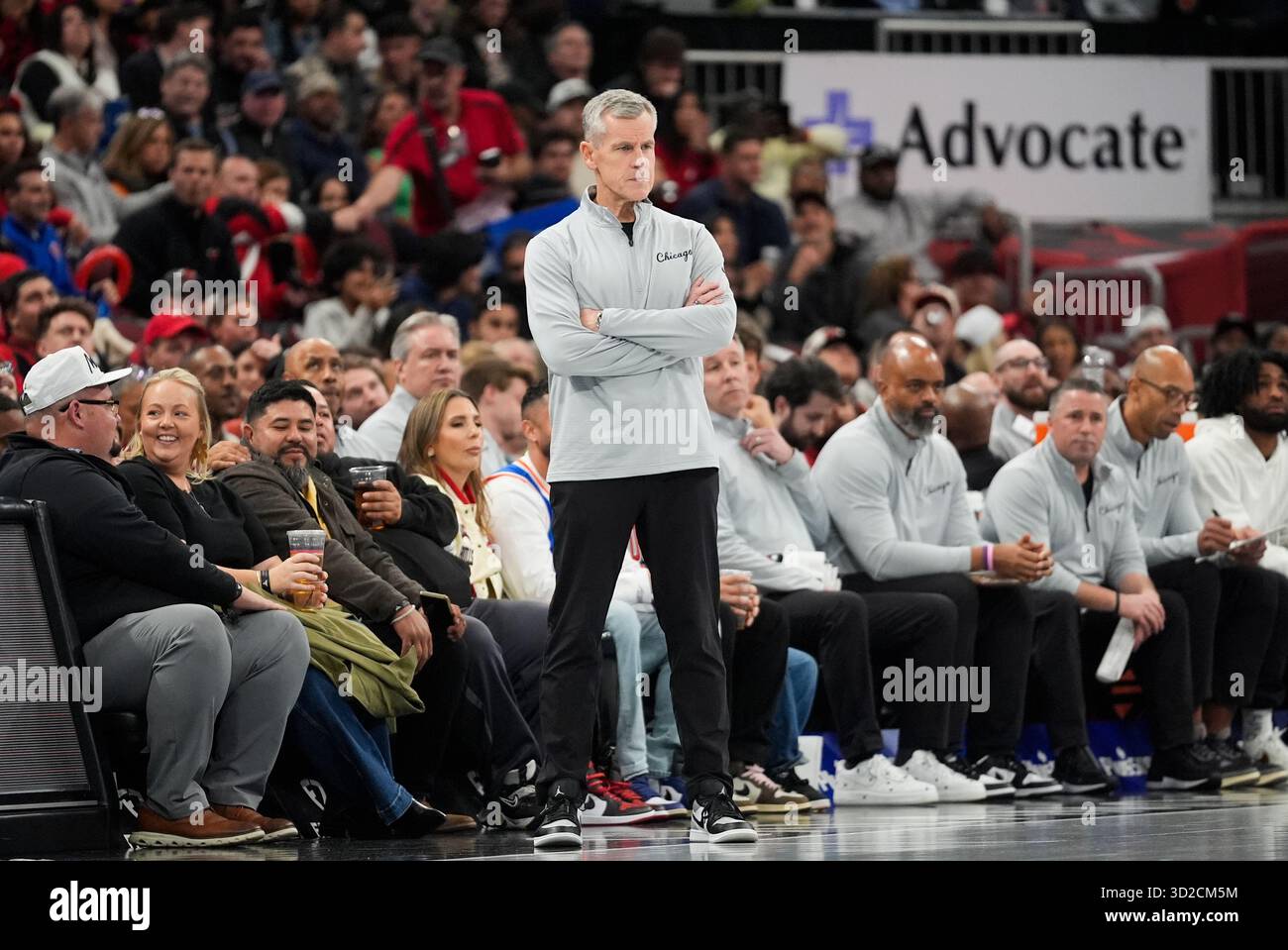 Chicago Bulls head coach Billy Donovan, center, watches from the ...