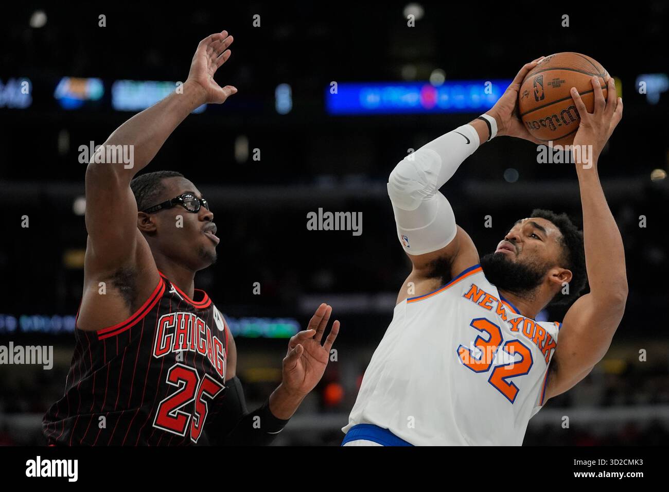 Chicago Bulls forward Jalen Smith (25) guards against New York Knicks ...