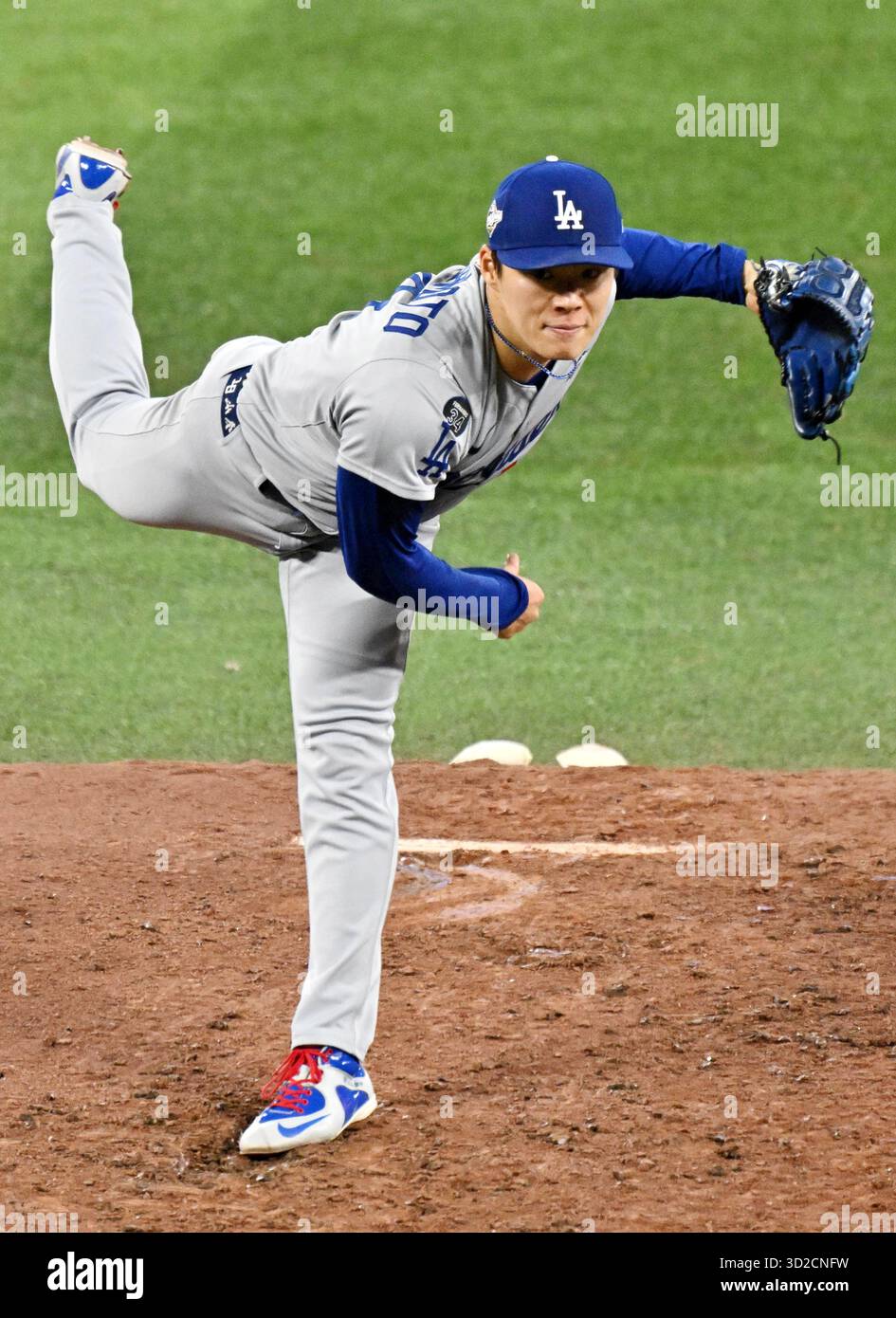 Los Angeles Dodgers starting pitcher Yoshinobu Yamamoto throws a pitch ...
