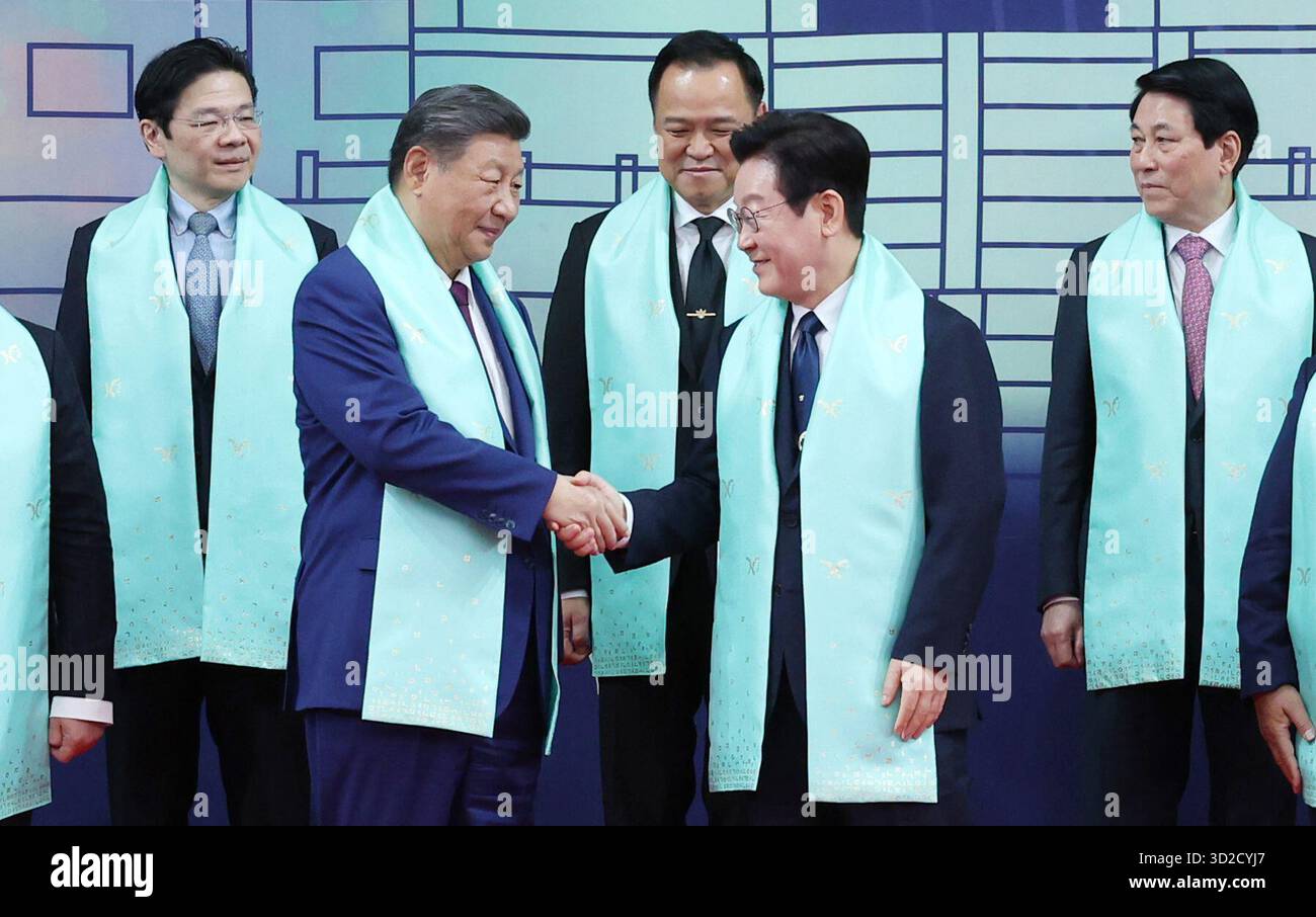 Lee, Xi at APEC President Lee Jae Myung (R) shakes hands with Chinese ...