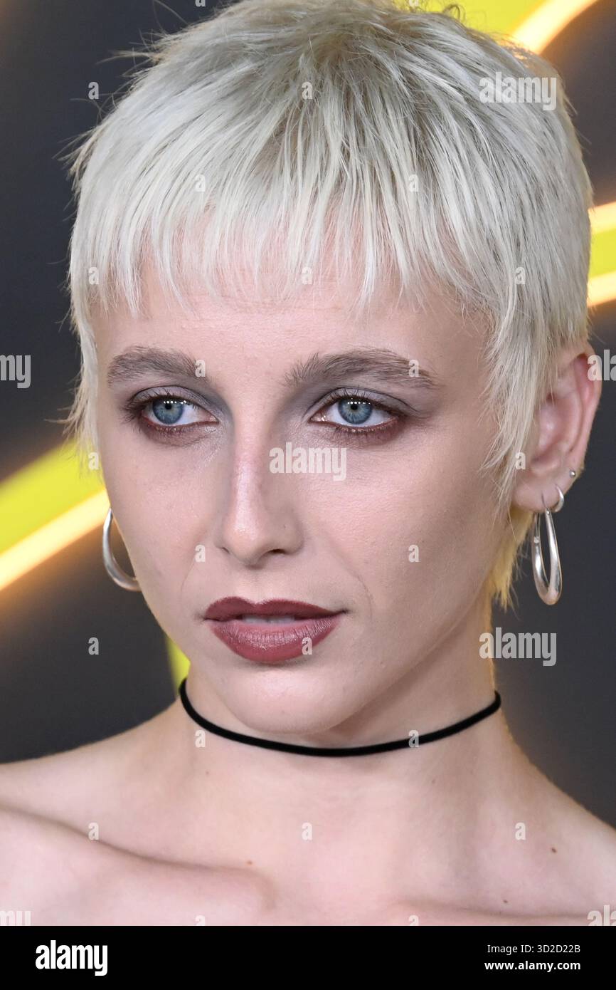 LOS ANGELES - OCT 28: Emma Chamberlain at the "I Love LA" Premiere ...