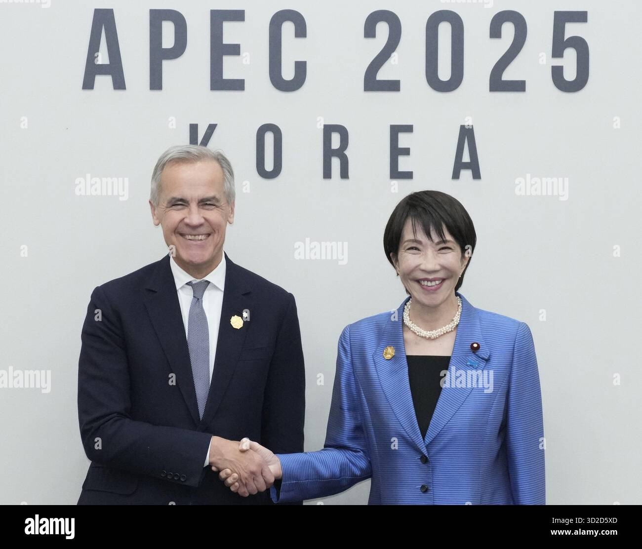 Japanese new Prime Minister Sanae Takaichi (R) and Canadian Prime ...