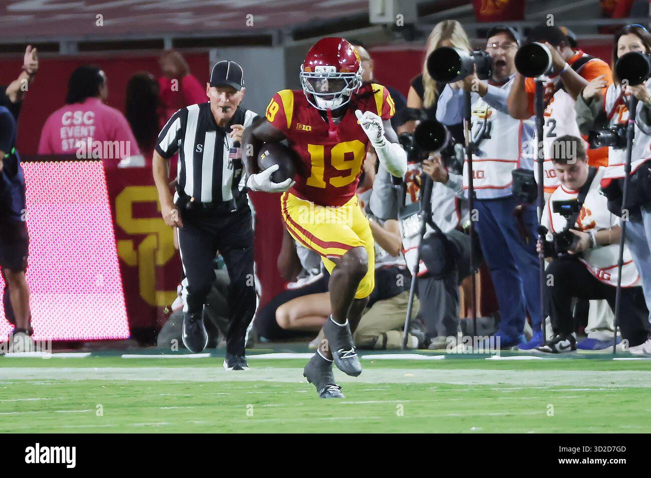 Southern California safety Bishop Fitzgerald (19) returns an ...