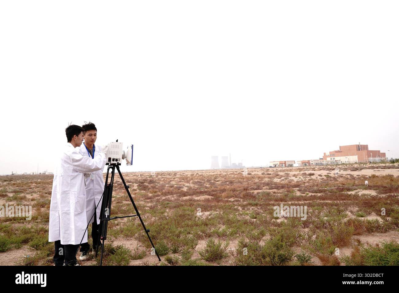 (251101) -- SHANGHAI, Nov. 1, 2025 (Xinhua) -- Researchers conduct ...