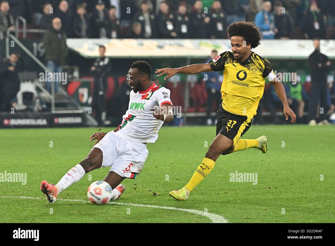 Chrislain MATSIMA (FC AUGSBURG), action, duels versus Karim ADEYEMI ...