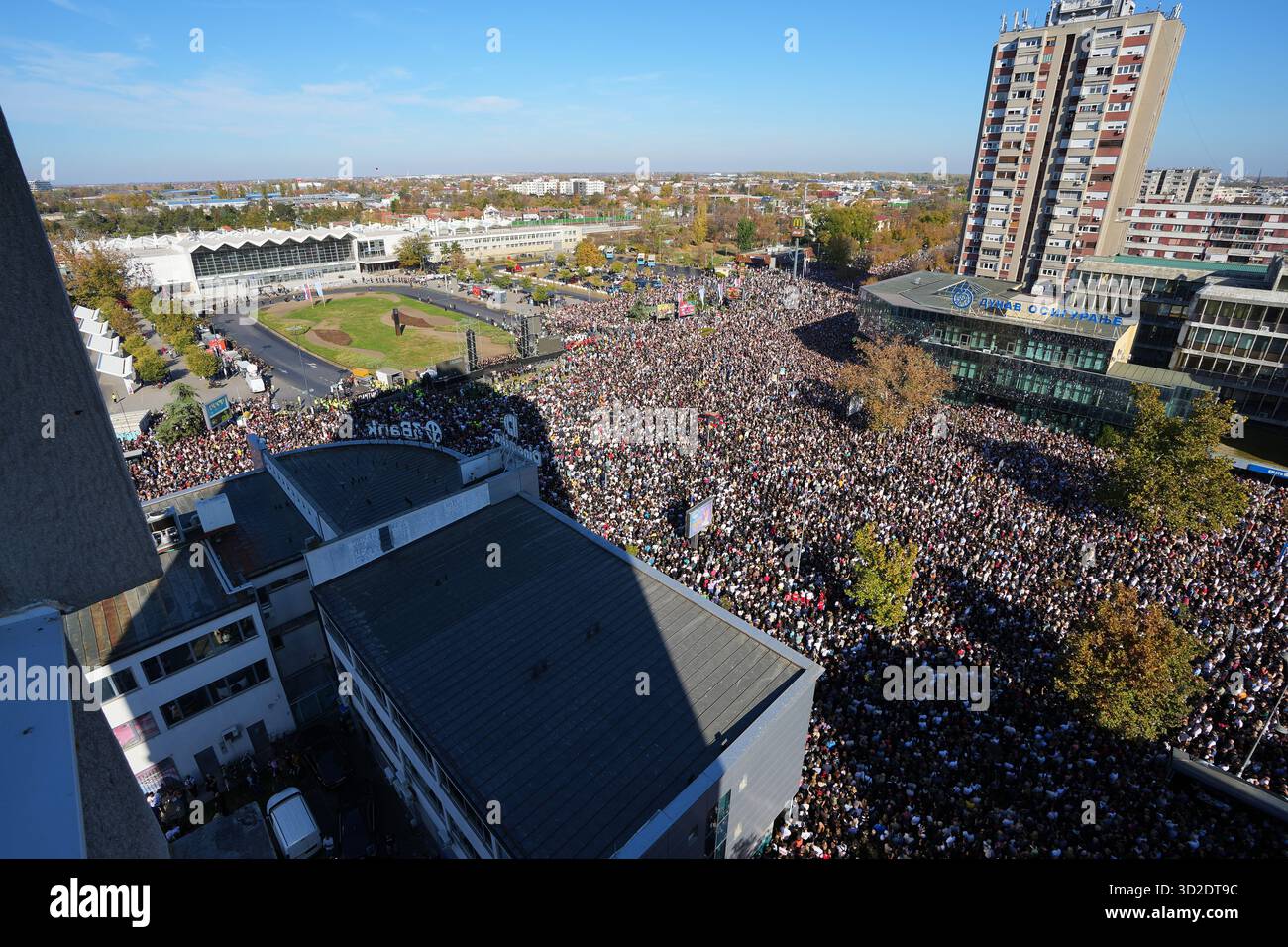 People people observe a moment of silence in memory of the victims ...