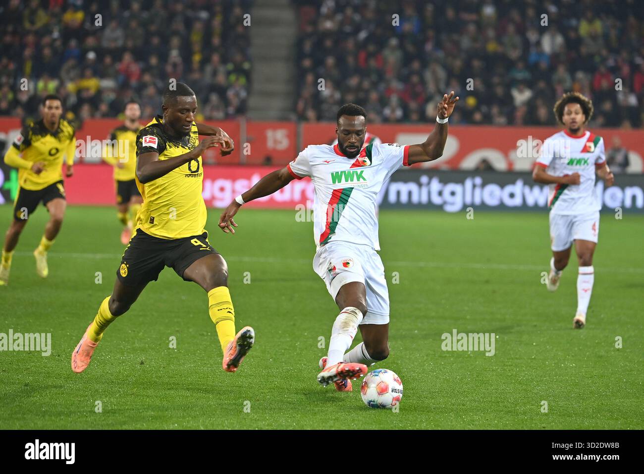 Chrislain MATSIMA (FC AUGSBURG). Action, duels versus Serhou GUIRASSY ...