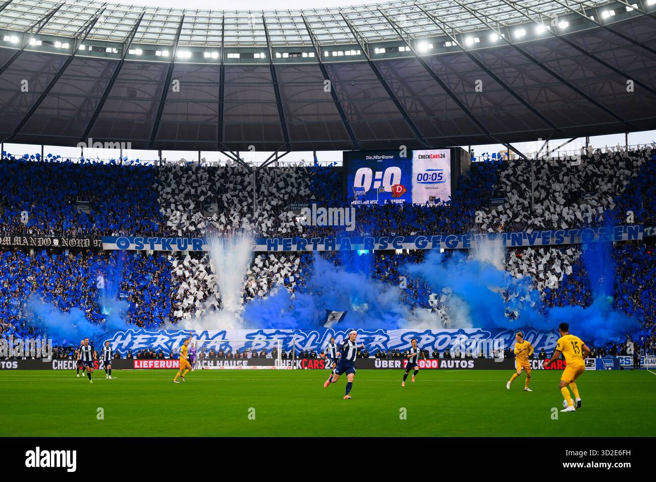 01 November 2025, Berlin: Soccer: Bundesliga 2, Hertha BSC - SG Dynamo ...