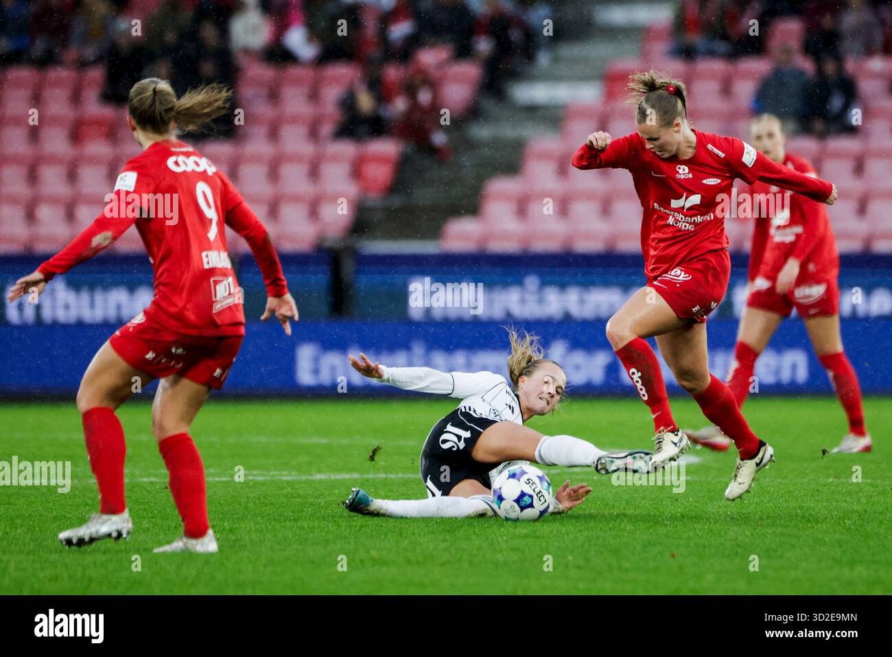 Bergen 20251101. Rosenborg's Cille Nilsen and Brann's Nora Lie Eghdami ...
