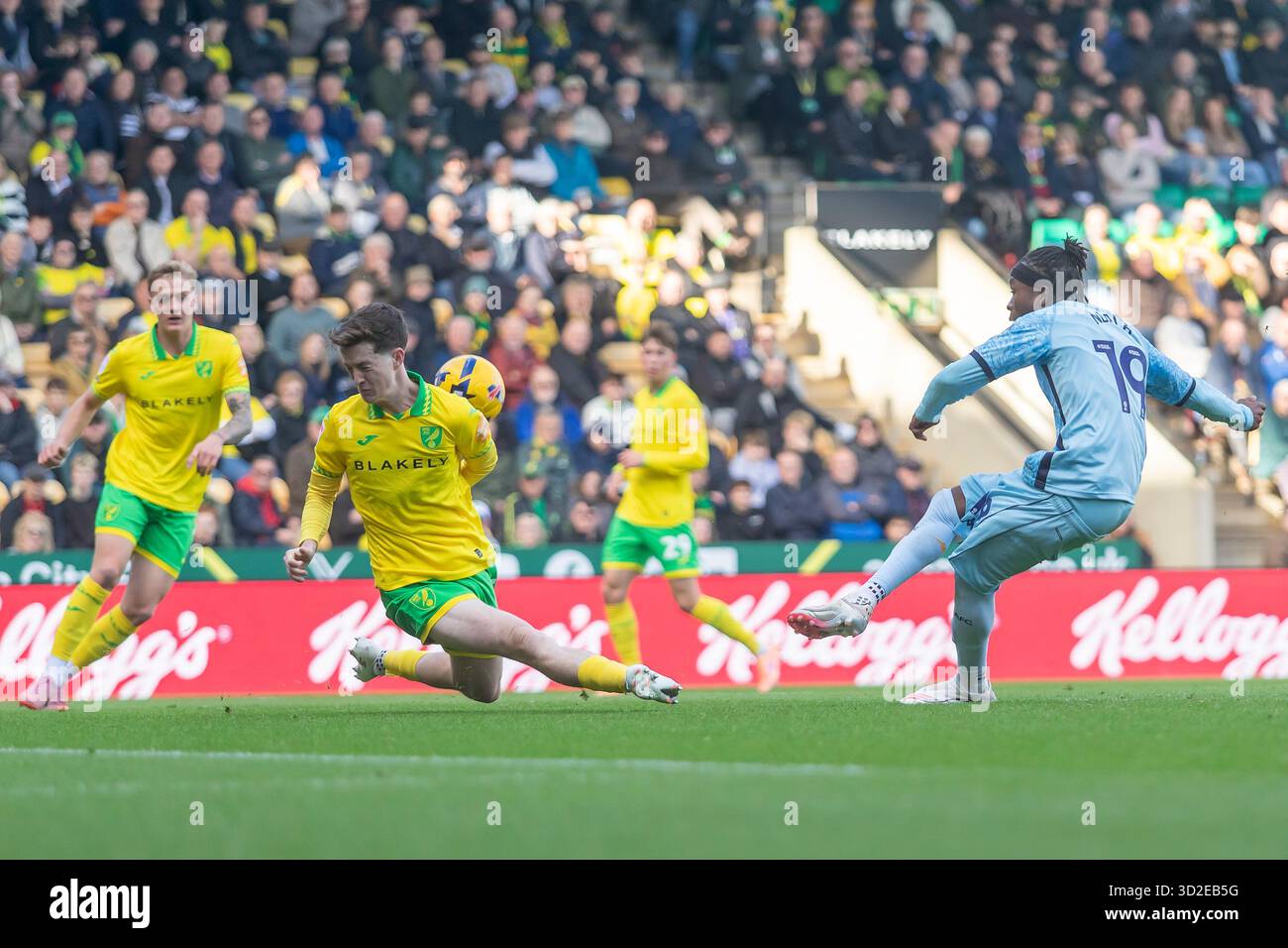 Joel Ndala of Hull City takes a shot during the Sky Bet Championship ...