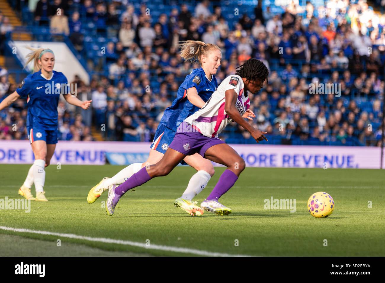 London, UK. 1st Nov 2025. Keira Walsh of Chelsea FC Women and Rofiat ...