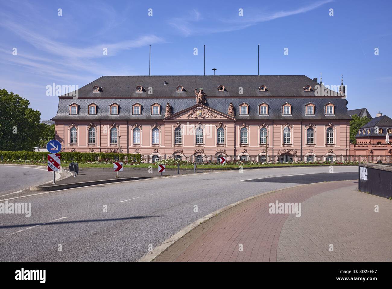 New Armoury, State Chancellery, Baroque style, central island, traffic ...