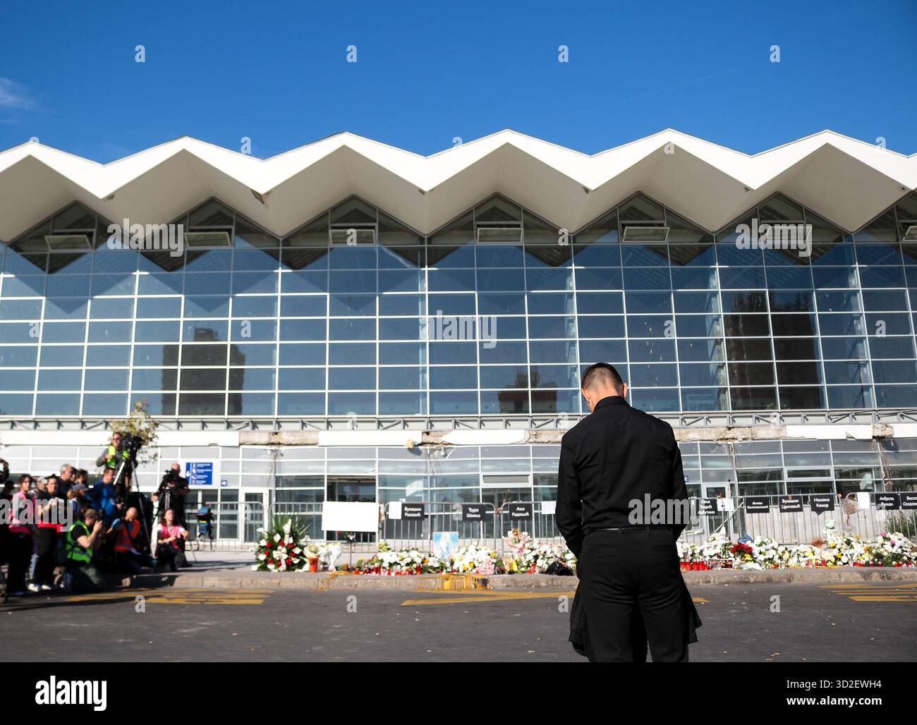 Novi Sad, Serbia. 1st Nov, 2025. A man grieves in front of the Novi Sad ...