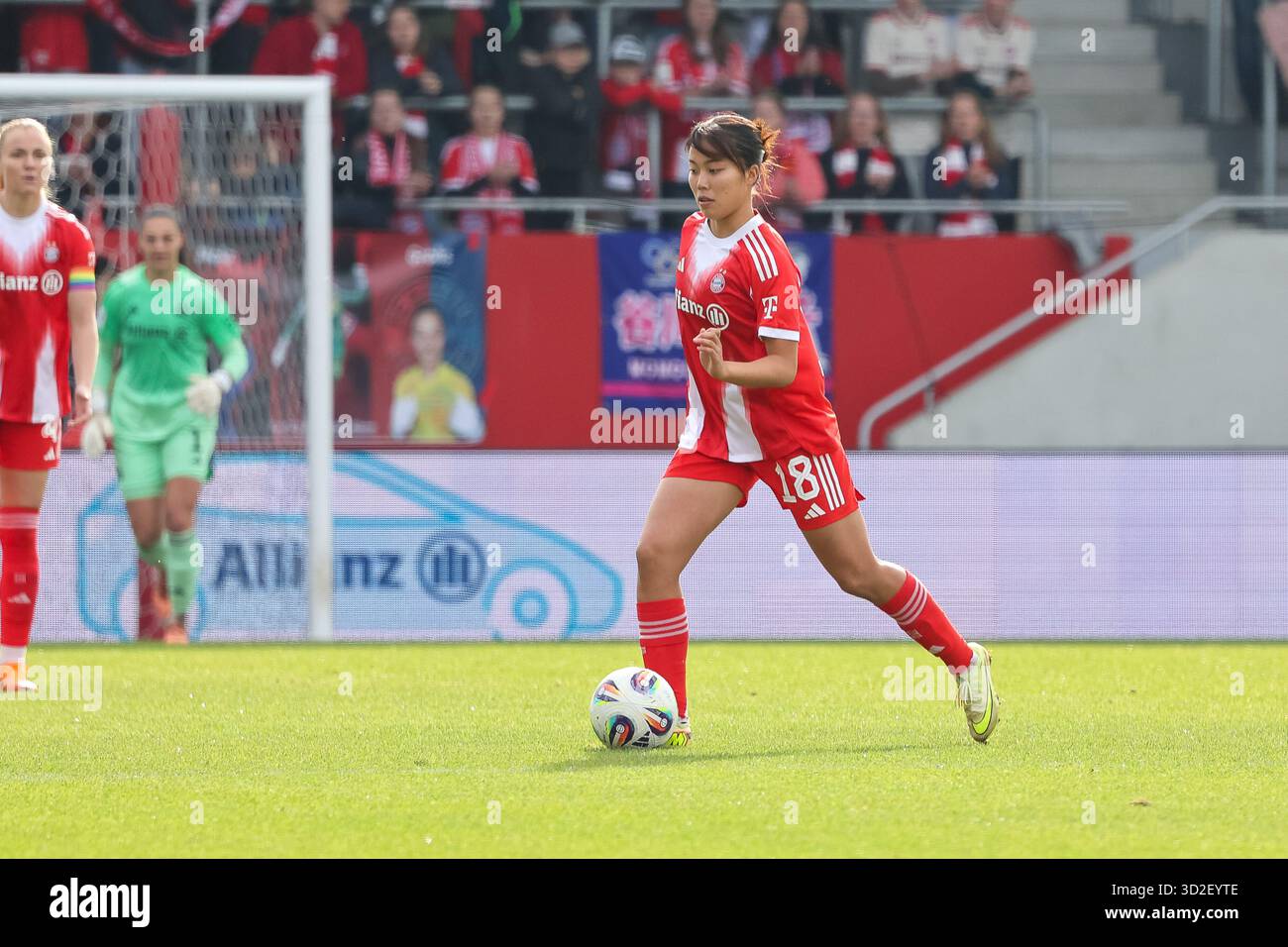 Momoko Tanikawa (FC Bayern Muenchen, #18) mit Ball, GER, FC Bayern ...