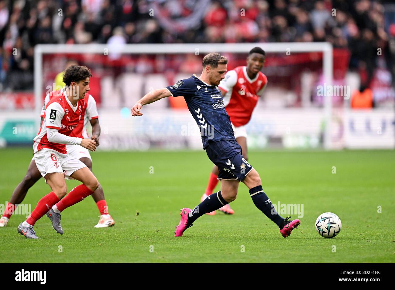 06 Theo LEONI (sdr) - 09 Thomas ROBINET (usld) during the Ligue 2 BKT ...