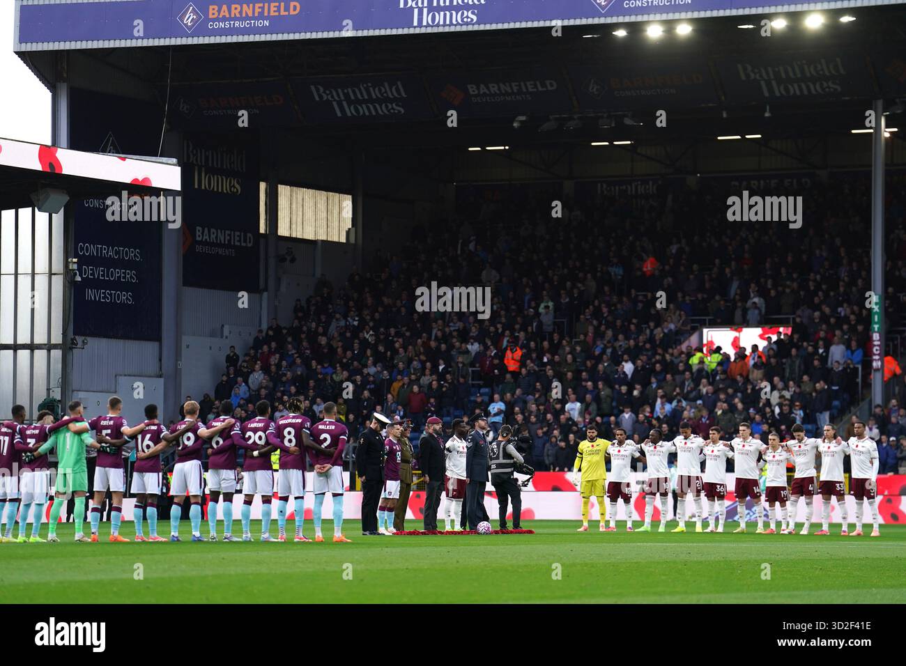 Burnley and Arsenal players pause for a minute's silence to mark ...