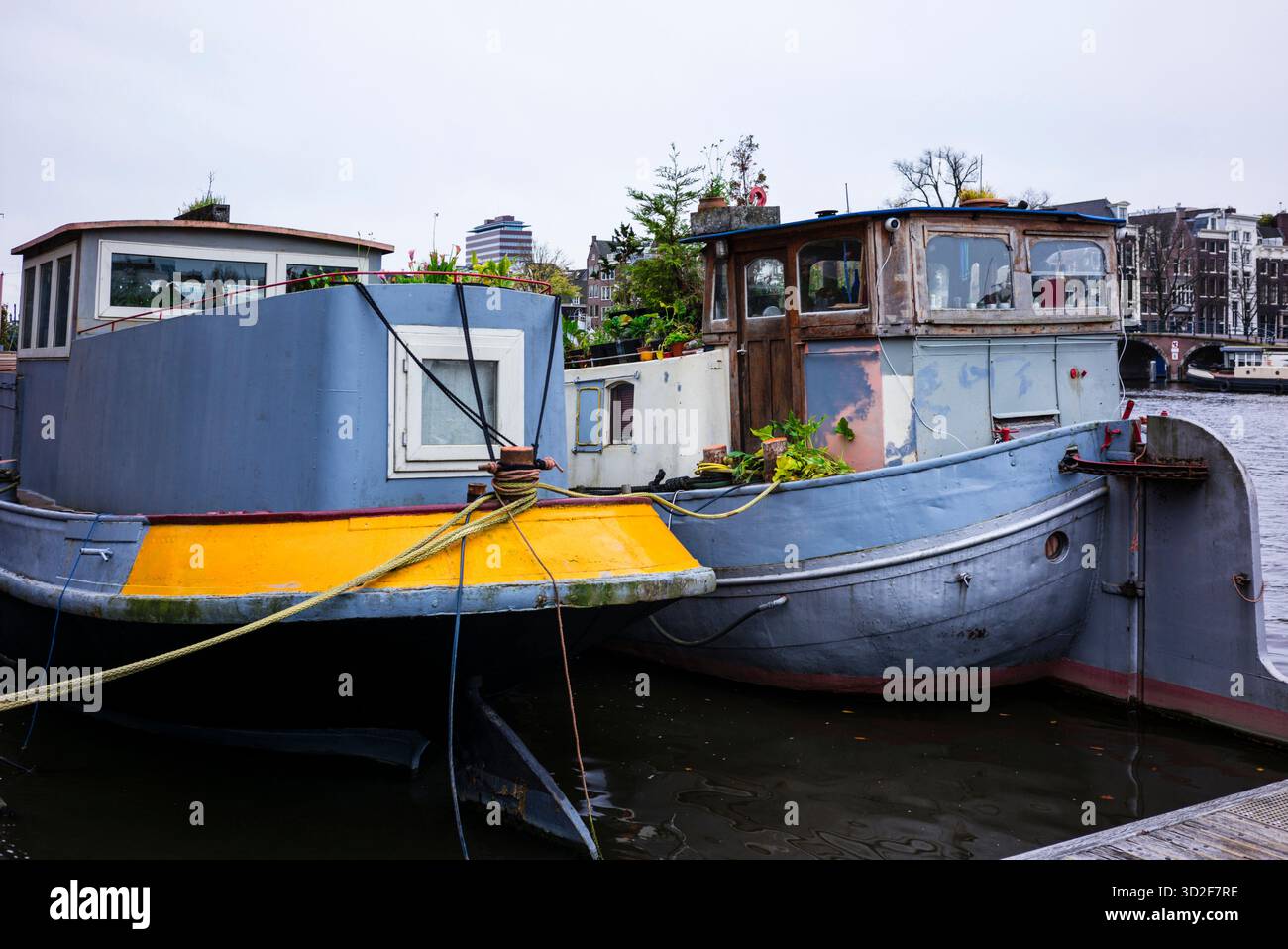 Houseboats reflection in water hi-res stock photography and images - Alamy
