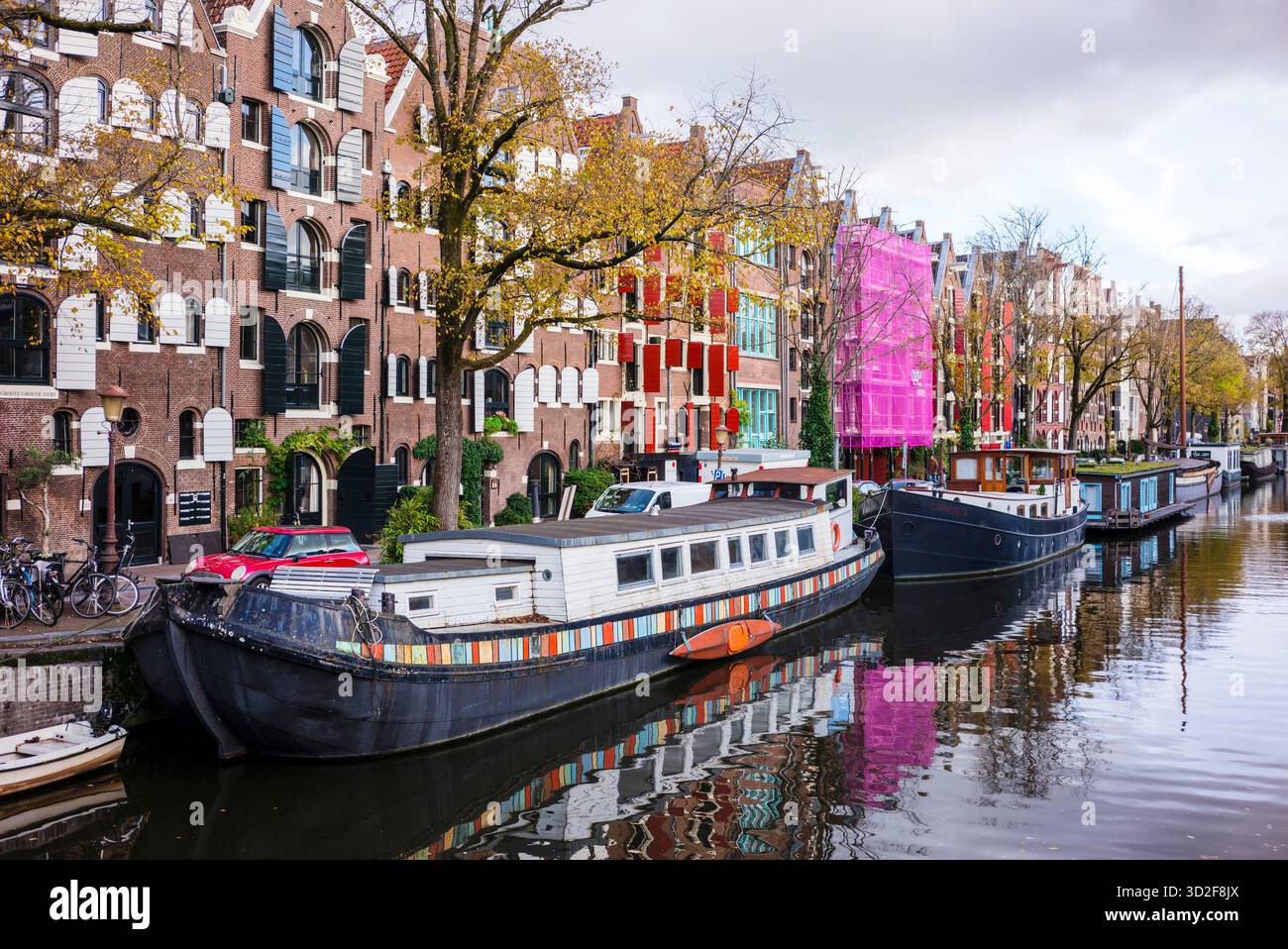 Old houseboats in canal hi-res stock photography and images - Alamy