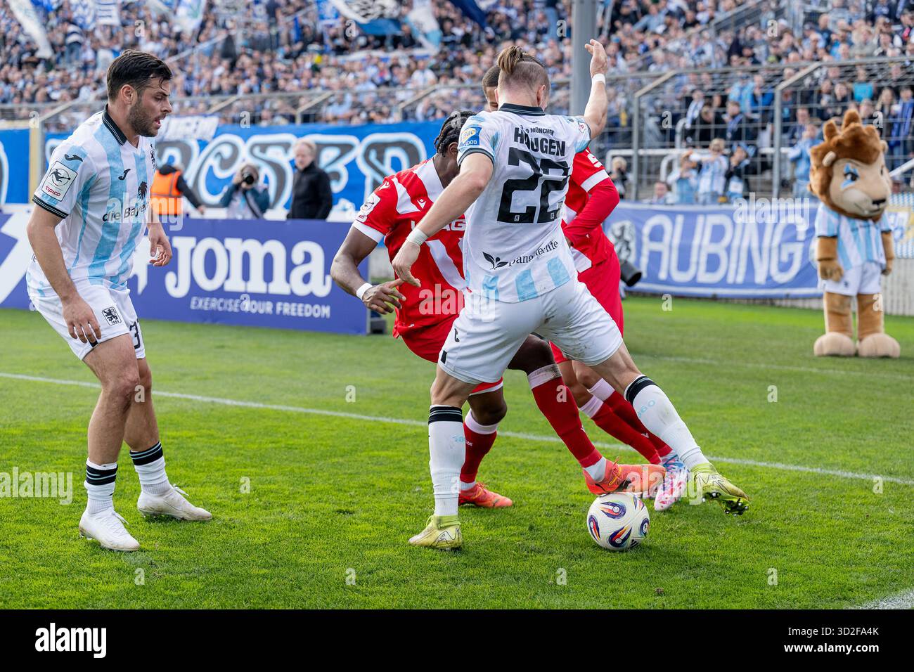 Kampf um den Ball von Anderson Lucoqui (FC Energie Cottbus, #24) und ...