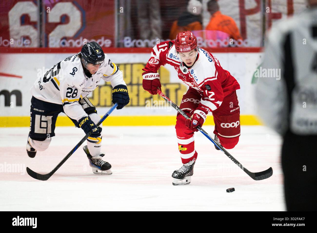 251101 Timrås Linus Eriksson och HV71s Justin Glenn Kloos under ...