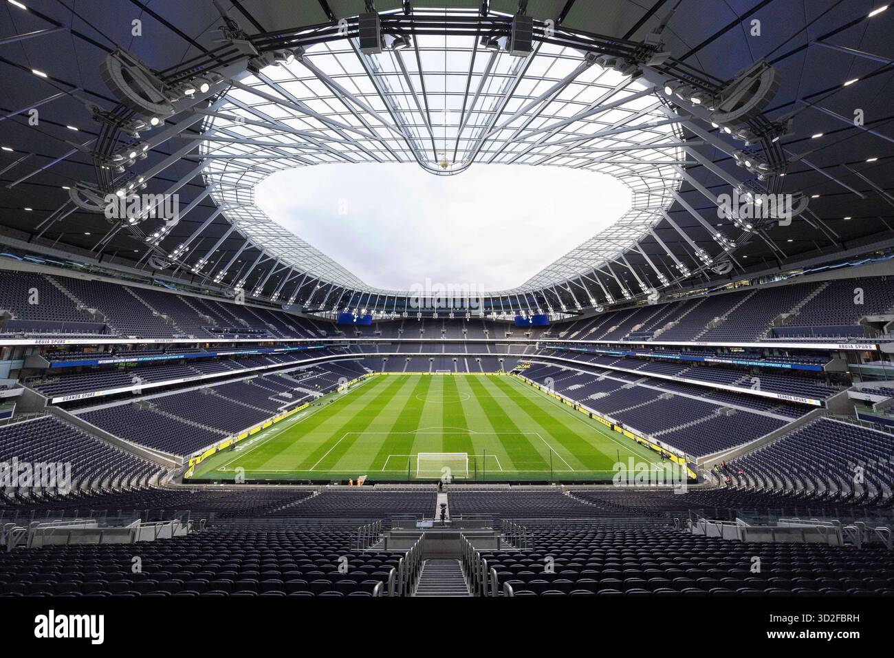 Tottenham Hotspur Stadium, London, UK. 1st Nov, 2025. Premier League ...