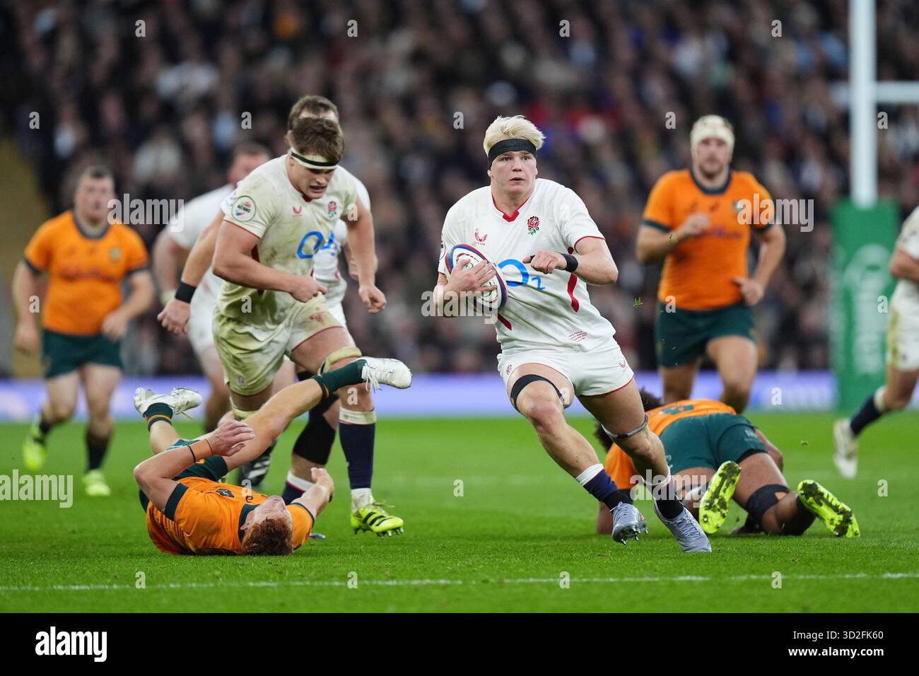 England’s Henry Pollock (centre) breaks free to score their sides ...