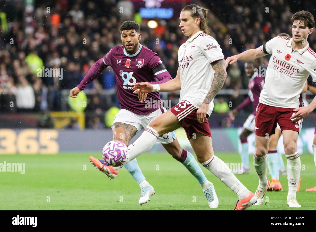 Riccardo Calafiori (33 Arsenal) controls the ball during the Premier ...