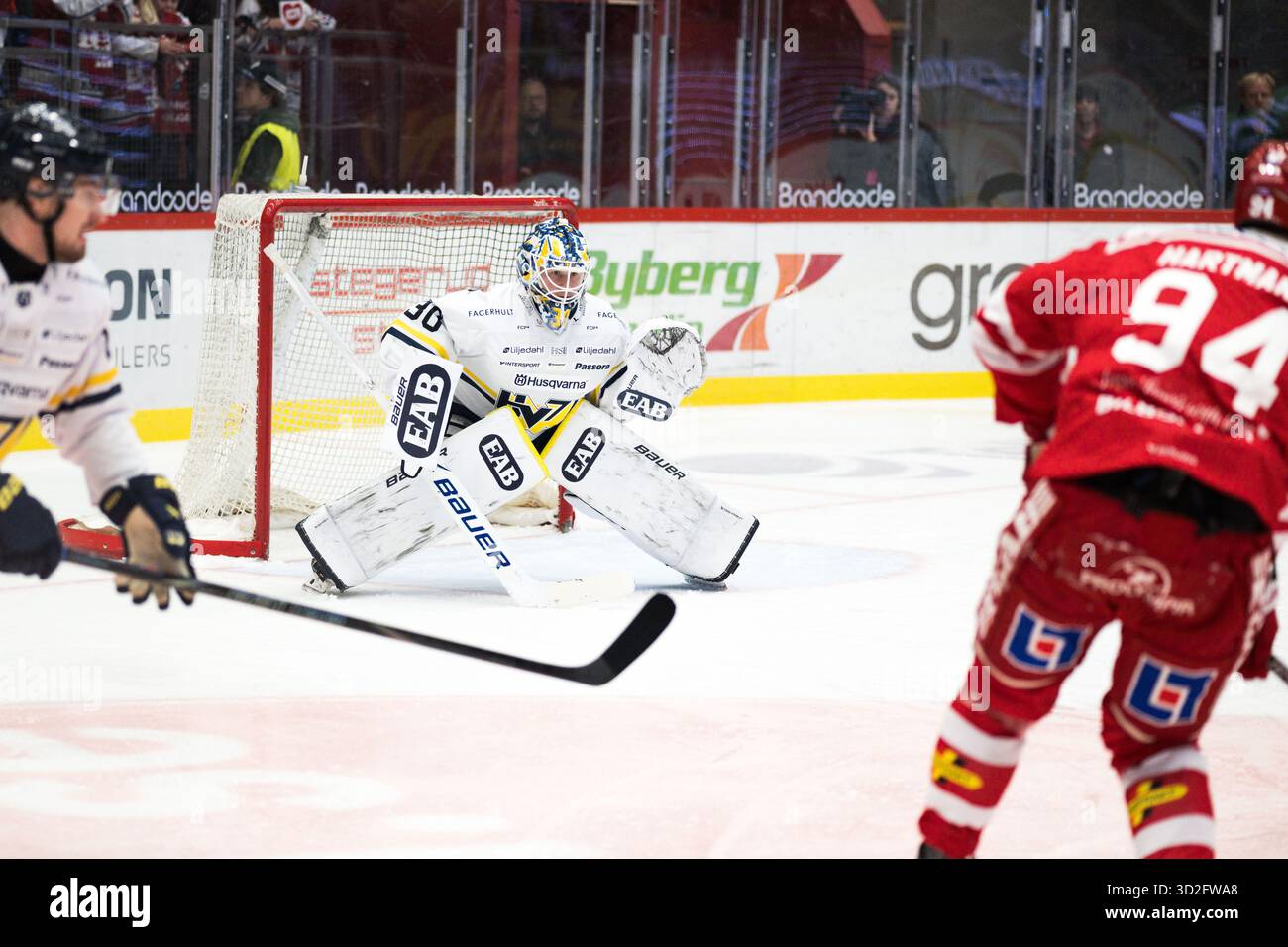 251101 HV71s målvakt Lassi Lehtinen under ishockeymatchen i SHL mellan ...