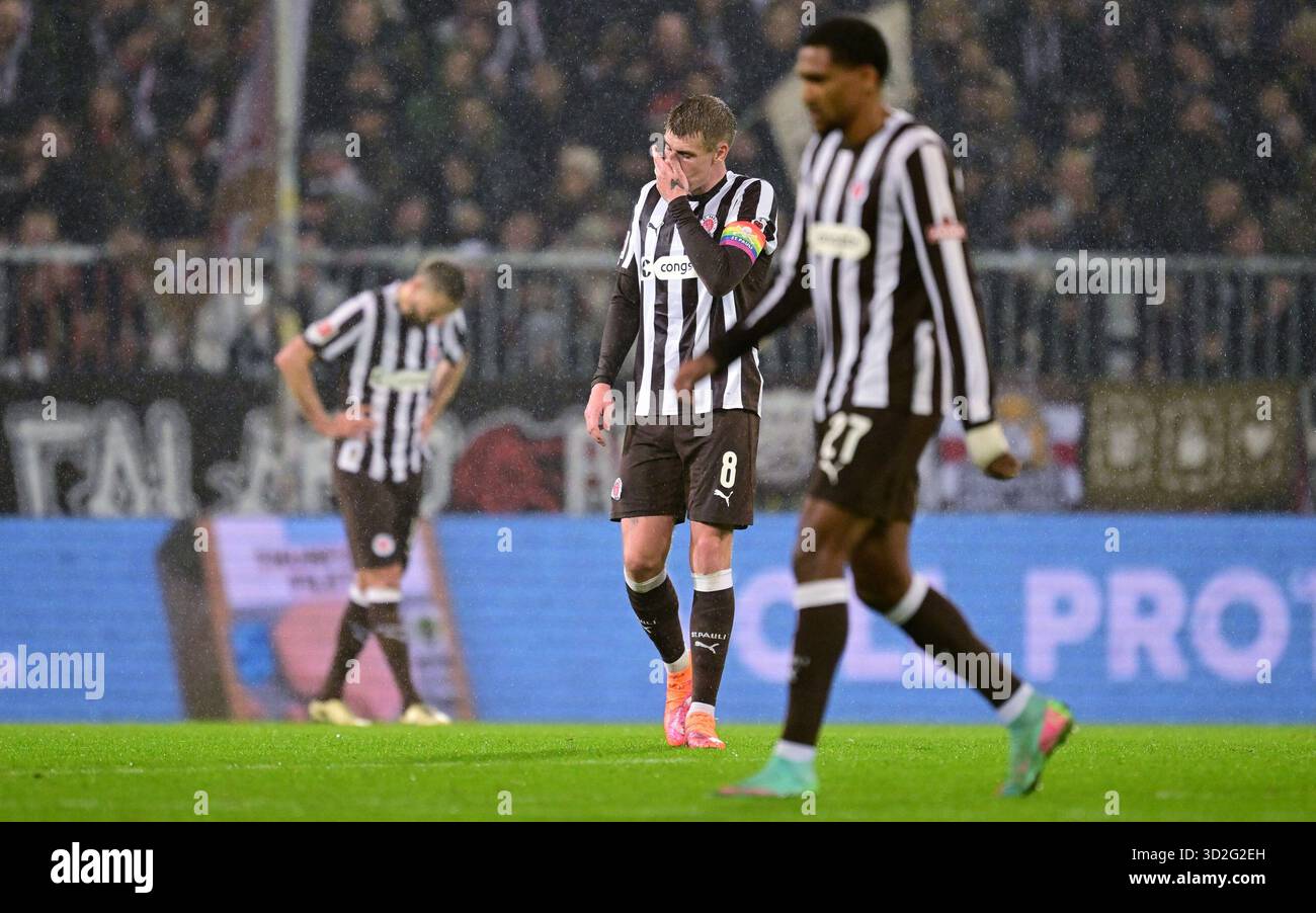 Eric Smith (St. Pauli) after the 0:3 goal Hamburg, November 1, 2025 ...