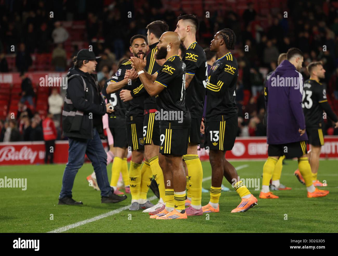 Man Utd players applaud their fans at the Nottingham Forest v ...
