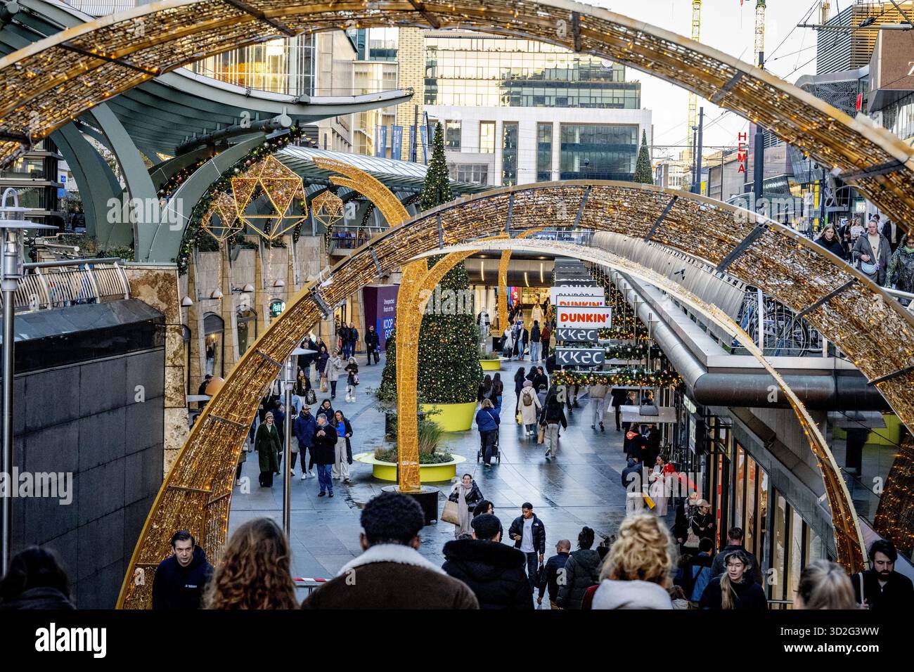 ROTTERDAM - People are shopping in the center of Rotterdam ANP ...