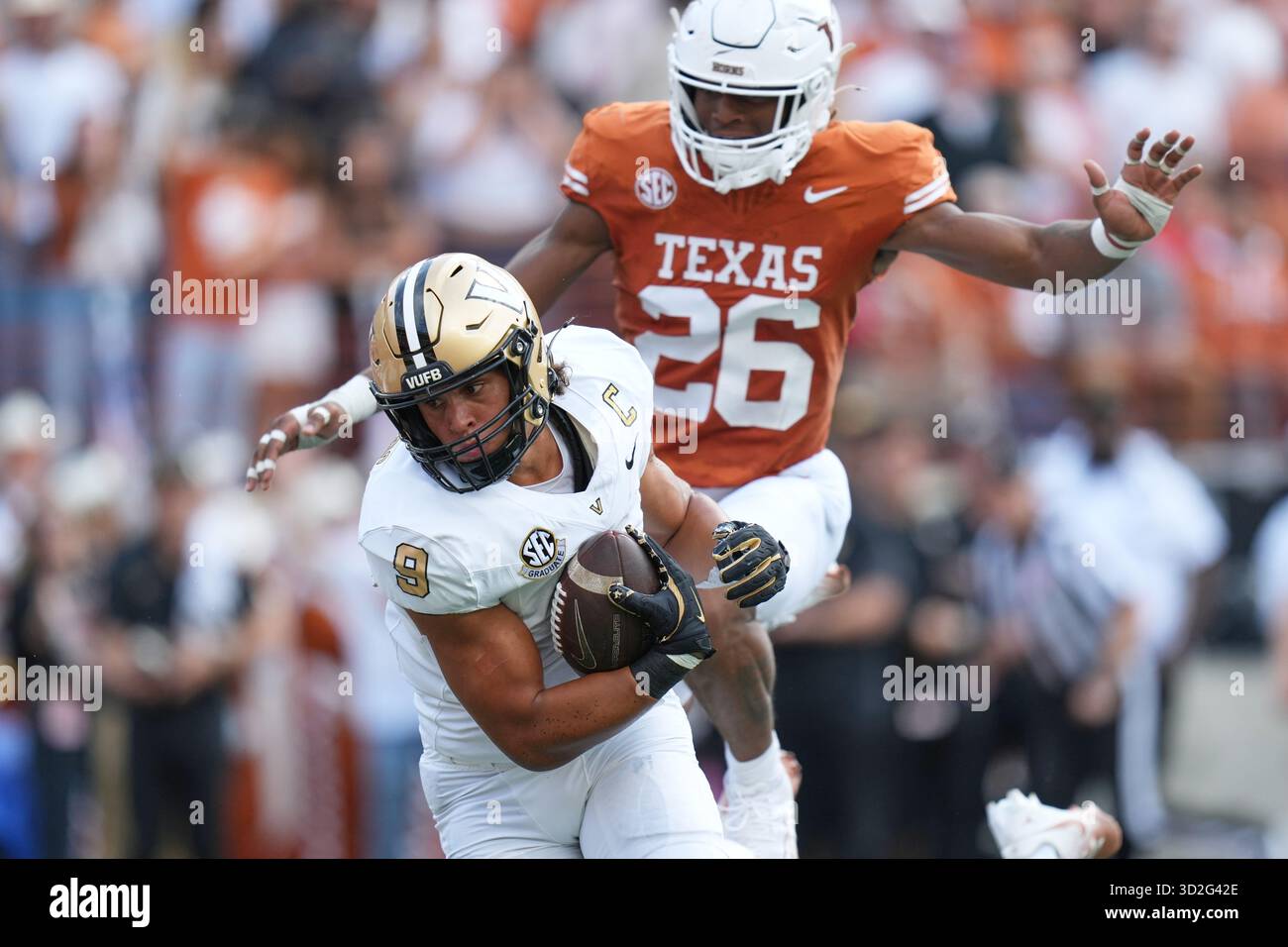 Vanderbilt tight end Eli Stowers (9) runs past Texas linebacker Ty ...