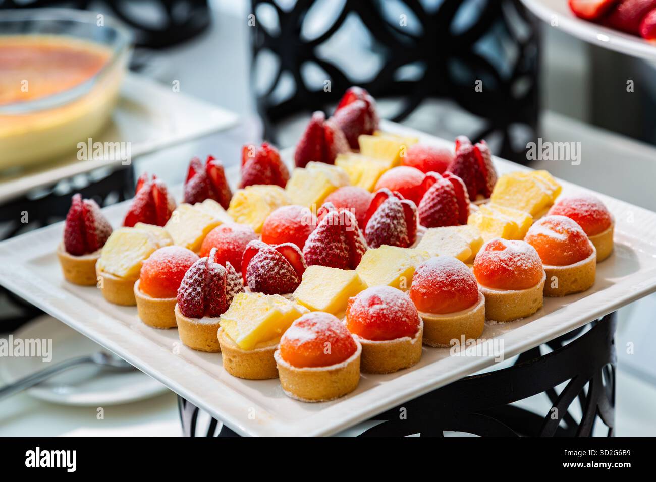 Fresh mini tart fruits hi-res stock photography and images - Alamy