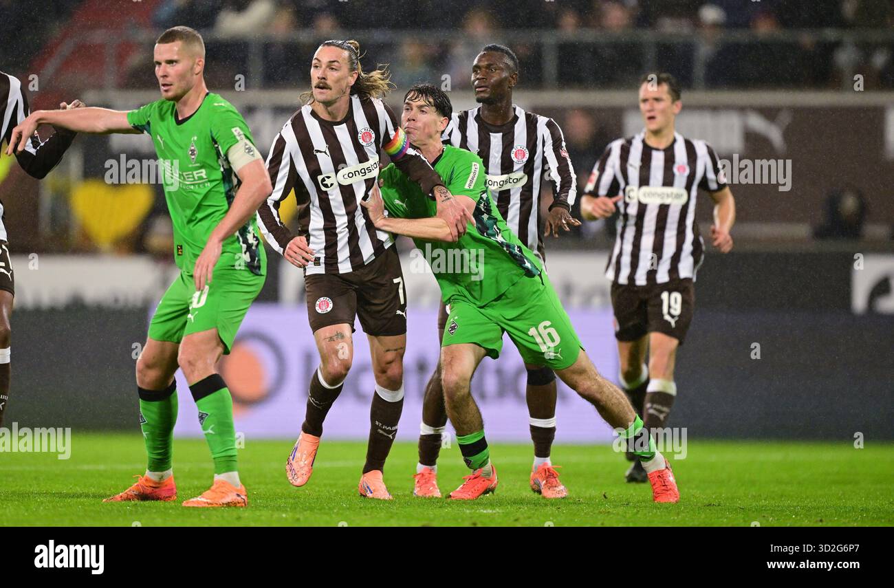 from left: Nico Elvedi, Jackson Irvine (St. Pauli), Philipp Sander ...