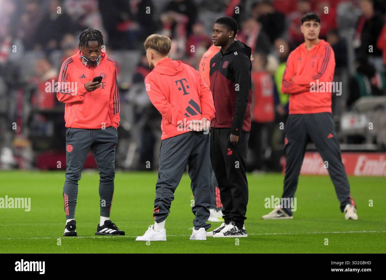 v.l. Wisdom Mike, Lennart Karl (Bayern) Munich, November 1, 2025 ...