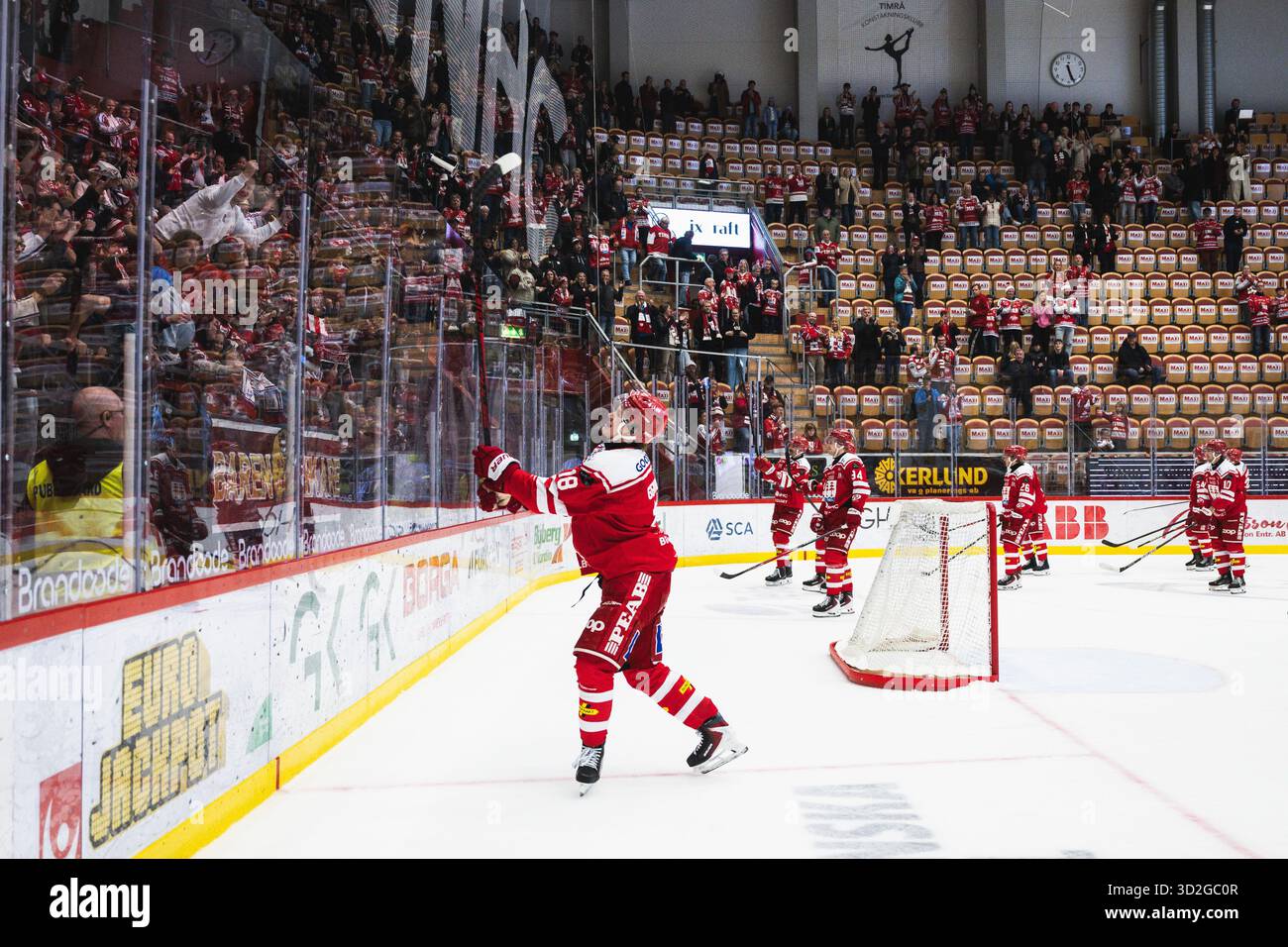 251101 Timrås Eddie Genborg jublar efter ishockeymatchen i SHL mellan ...