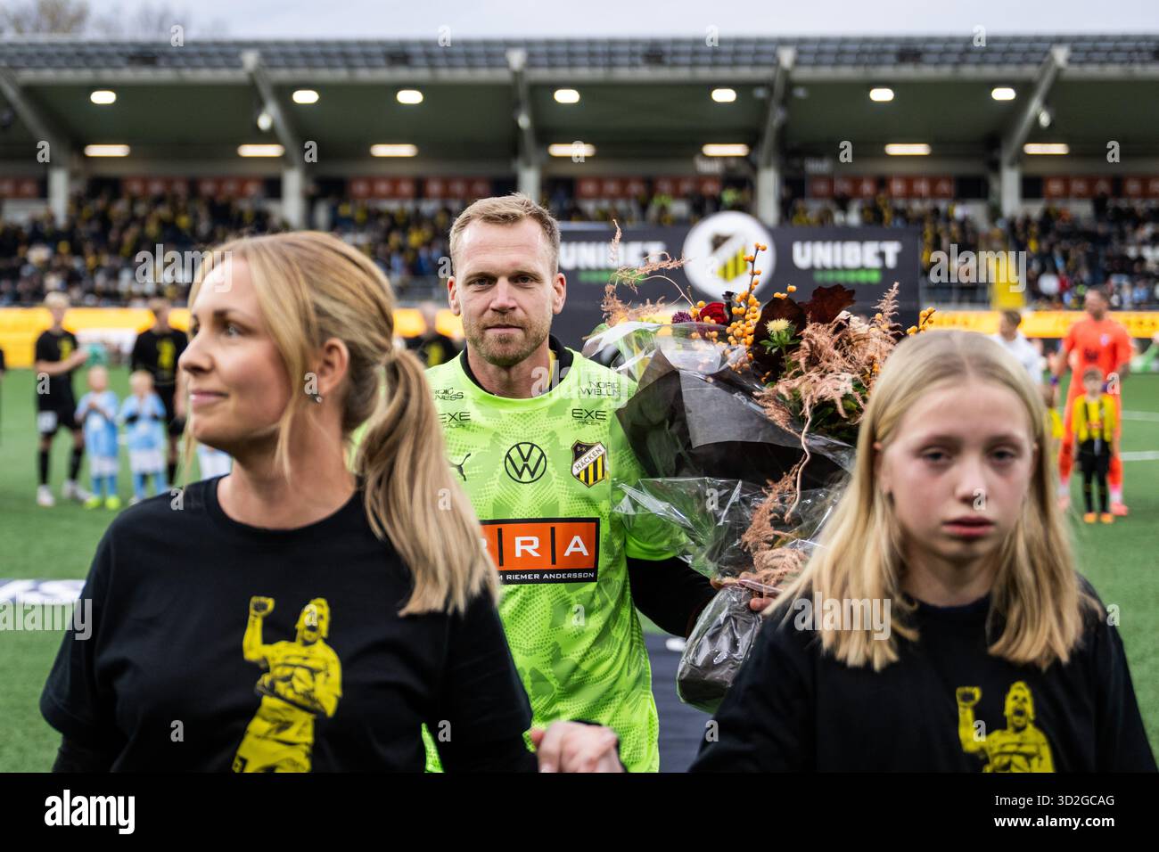 251101 Häckens målvakt Peter Abrahamsson tackas av inför ...