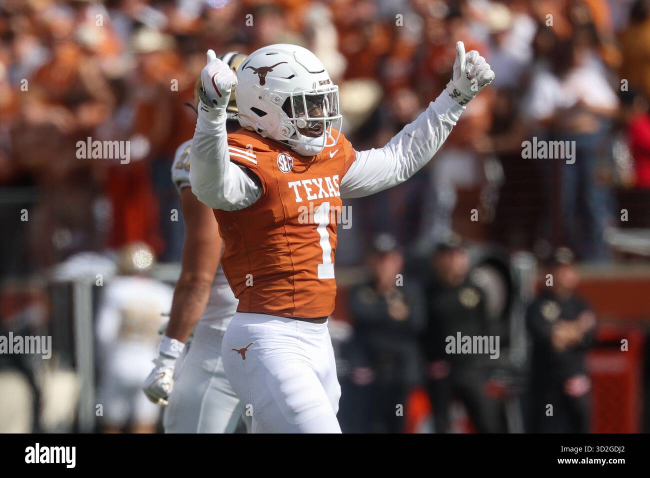 AUSTIN, TX - NOVEMBER 01: Defensive end Colin Simmons #1 of the Texas ...
