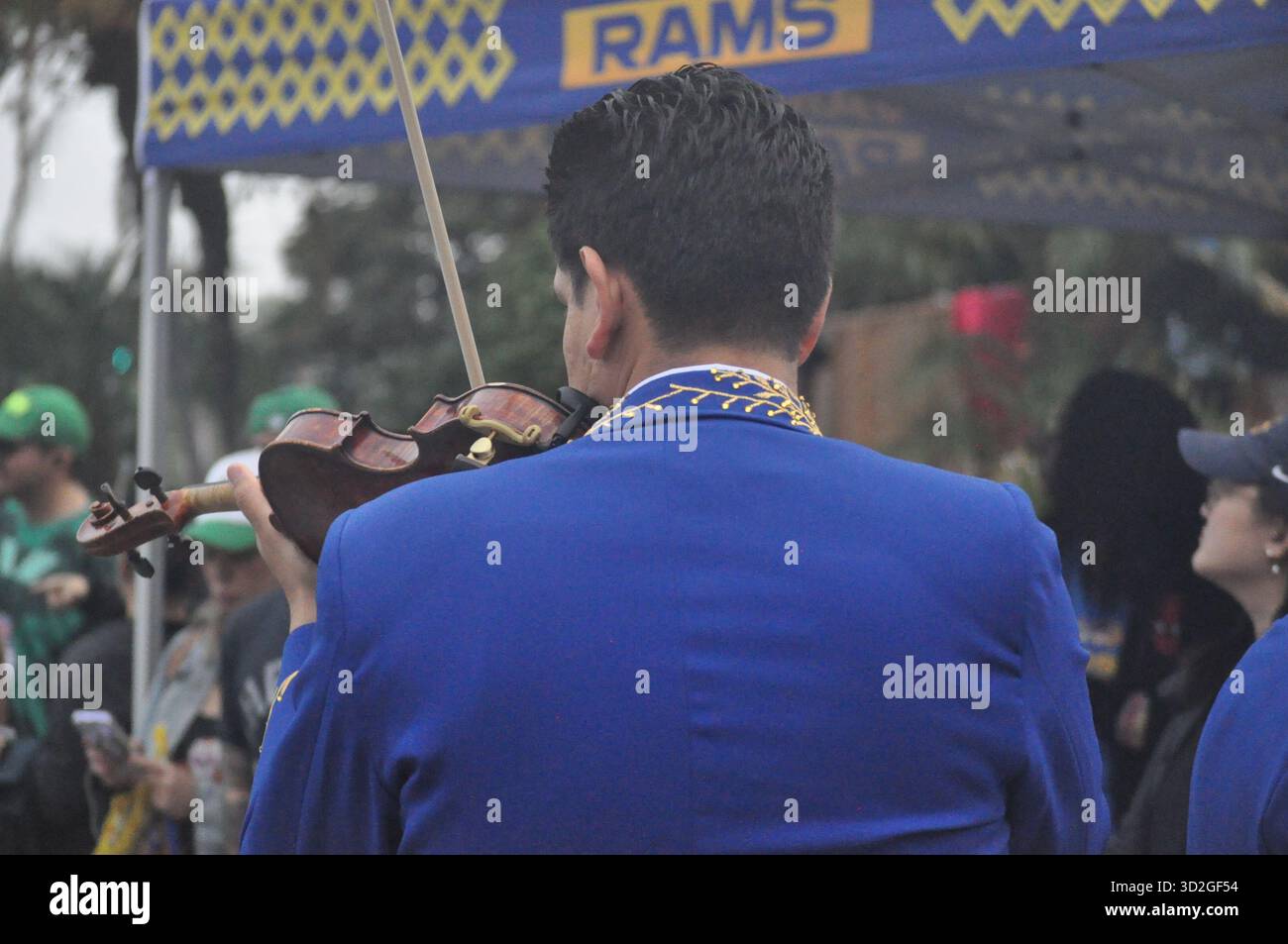 Los Angeles, USA. 1 Nov, 2025. A man plays a violin before the Los ...