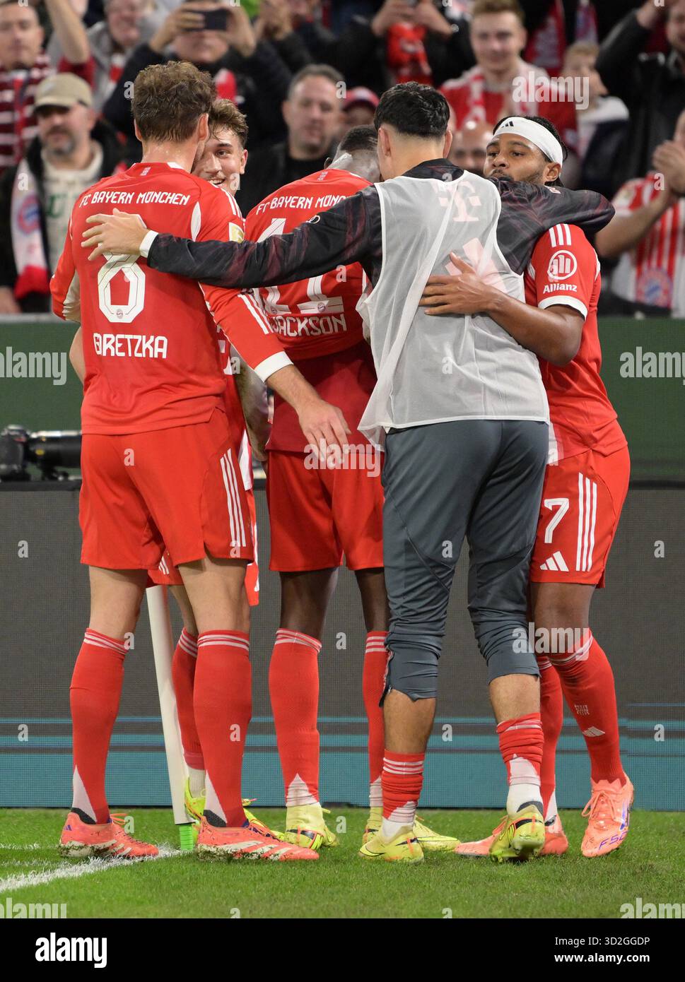 2:0 Goal, celebration, from left: Leon Goretzka, Tom Bischof, goal ...