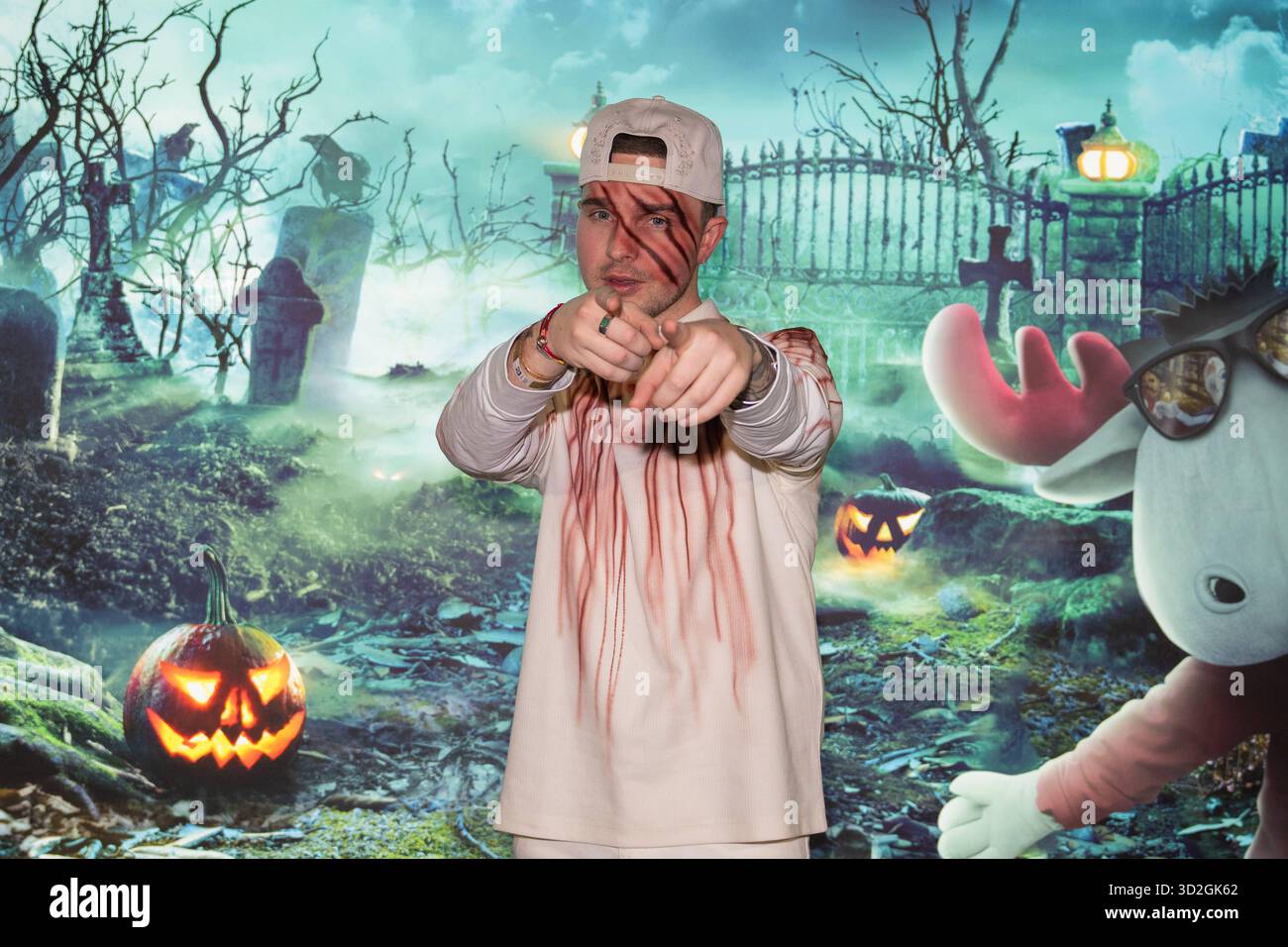 Gruselkostüme, DJ Beats, Tanzfläche, Nebelmaschine, Silent Disco, Foto ...