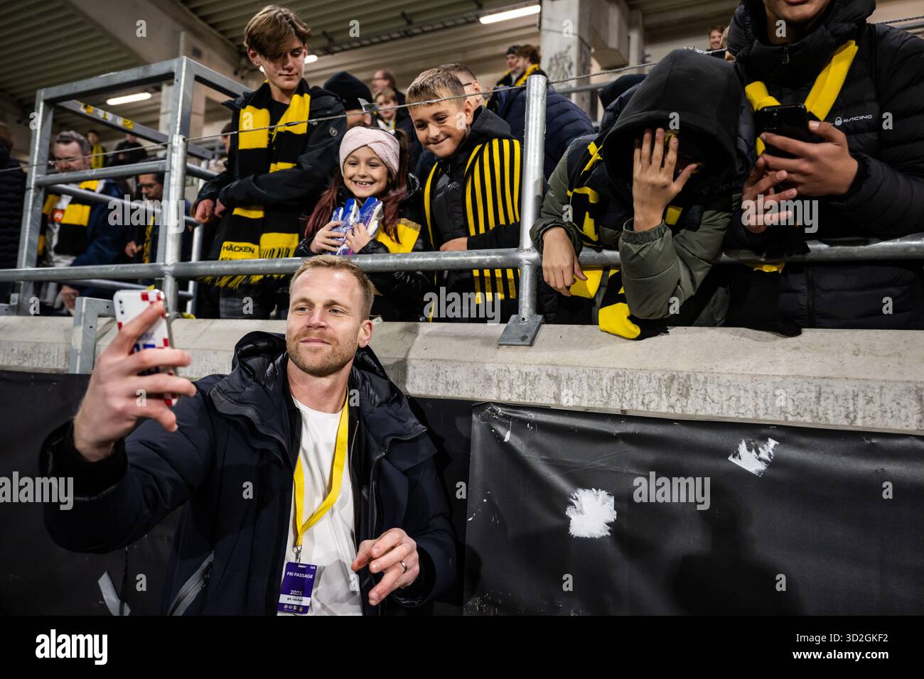 251101 Häckens målvakt Peter Abrahamsson tar bilder med supportrar i ...