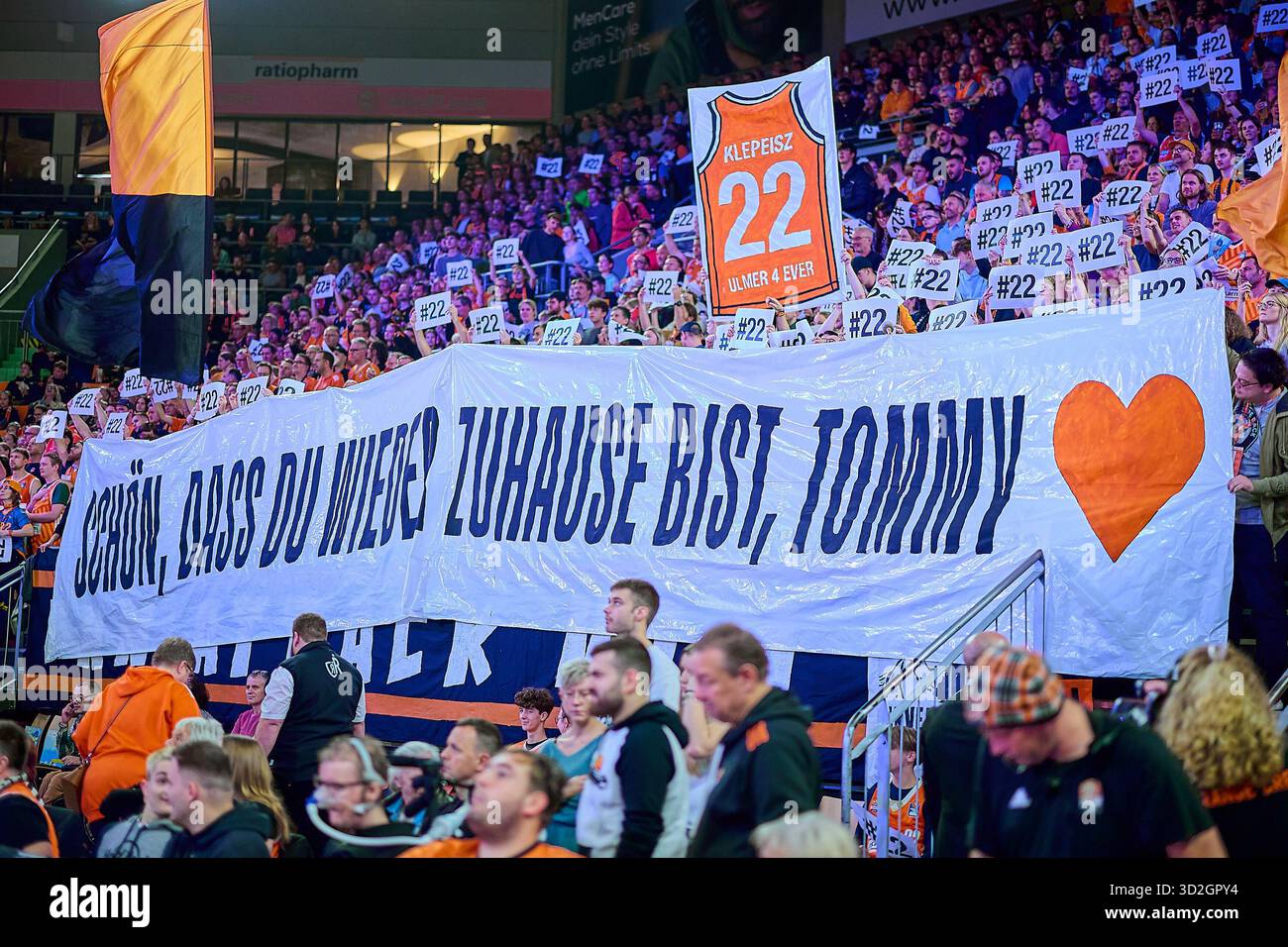 Die Fans begruessen Thomas Klepeisz (ratiopharm ulm, #22) GER ...