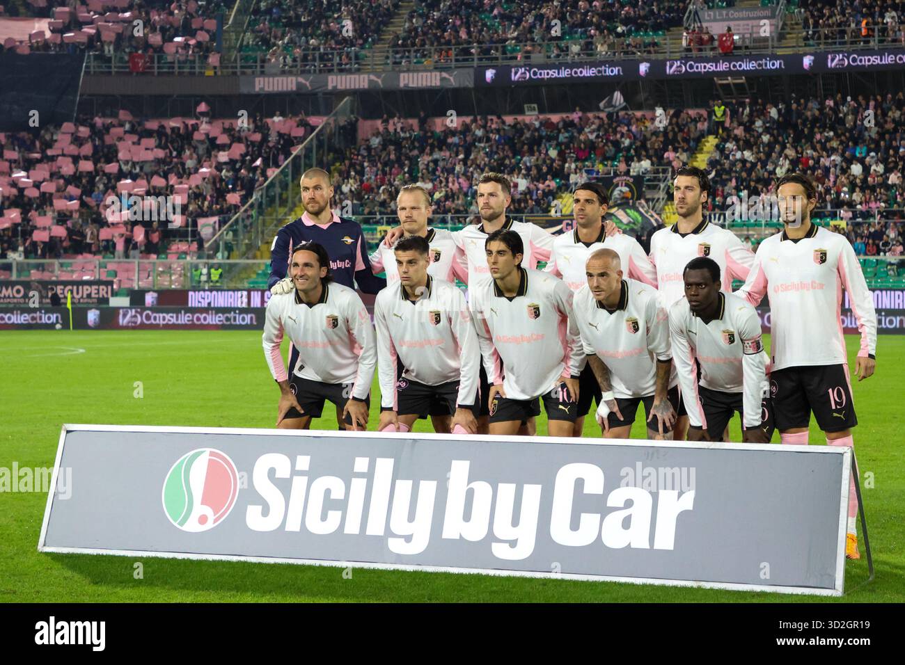 Palermo F.C. for team photo lined up during the Italian Delfino Pescara ...