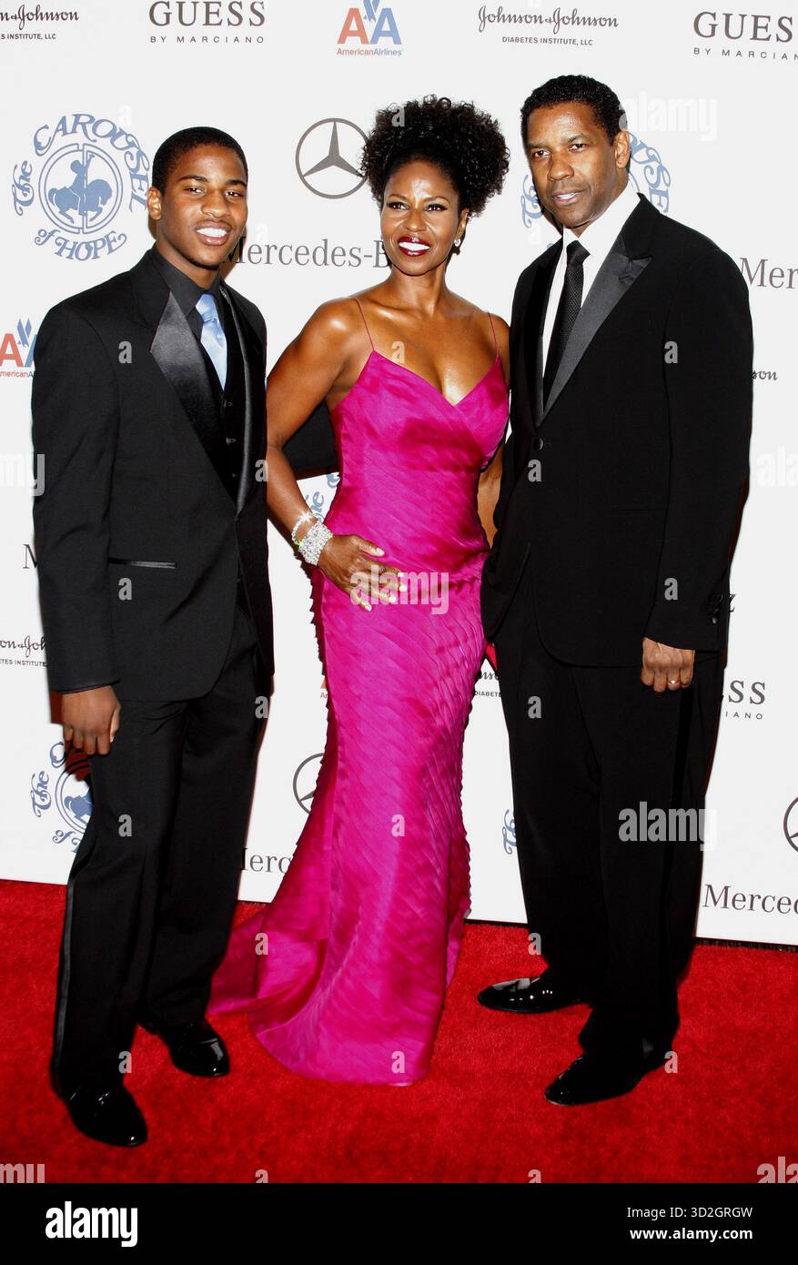 BEVERLY HILLS, CA - OCTOBER 25, 2008: Denzel Washington, Pauletta ...