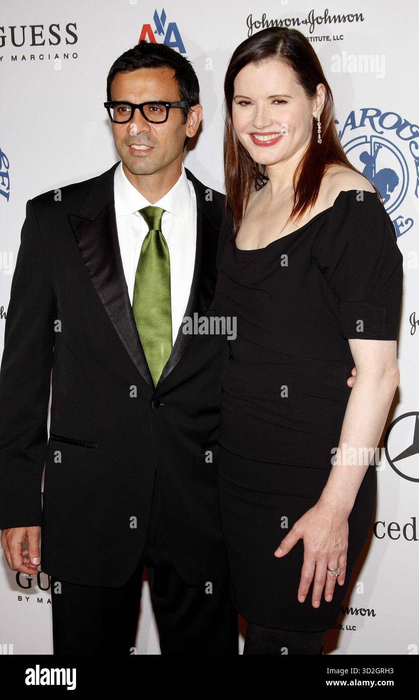 BEVERLY HILLS, CA - OCTOBER 25, 2008: Geena Davis and Reza Jarrahy at ...