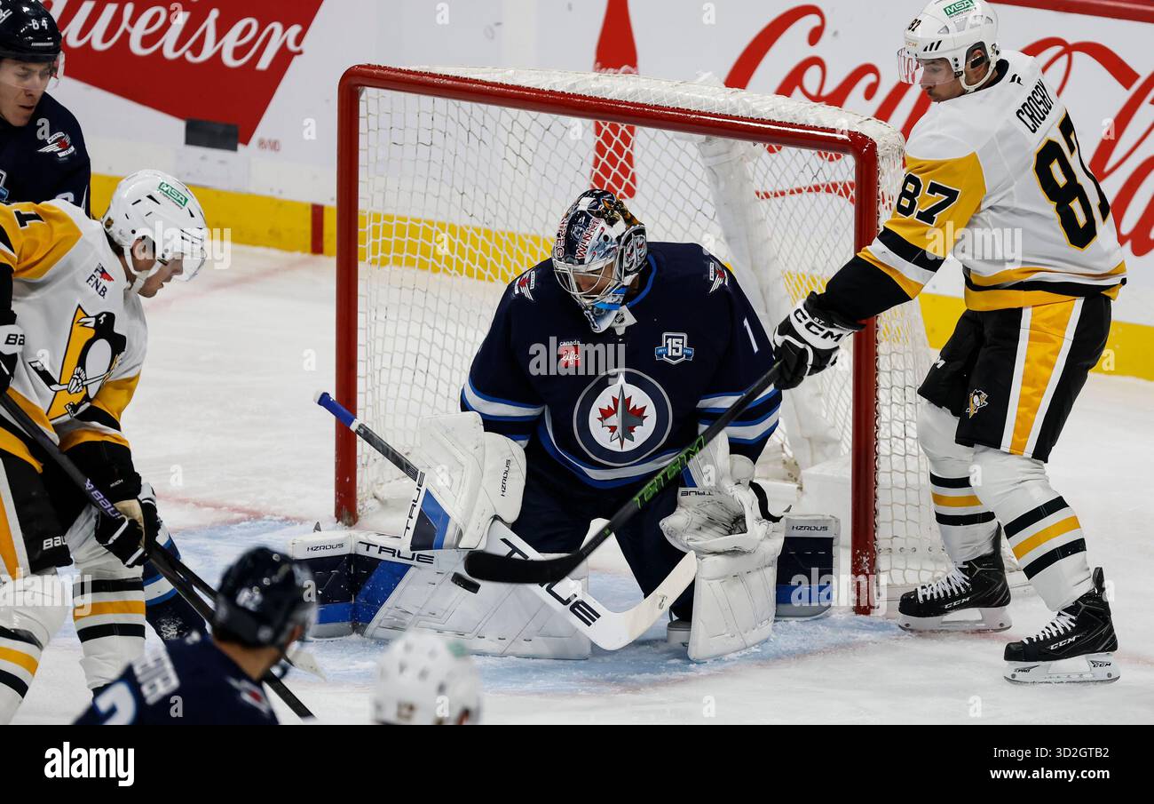 Pittsburgh Penguins' Sidney Crosby (87) tries to tip the puck past ...